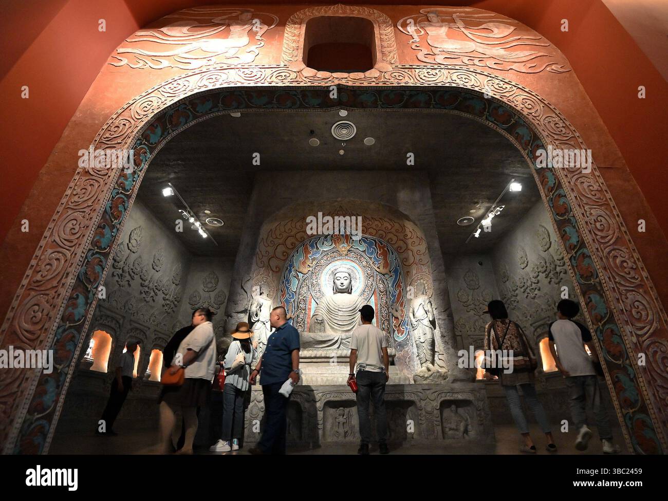 Handan, China. 18th May, 2025. HANDAN, CHINA - MAY 18, 2025 - Tourists ...