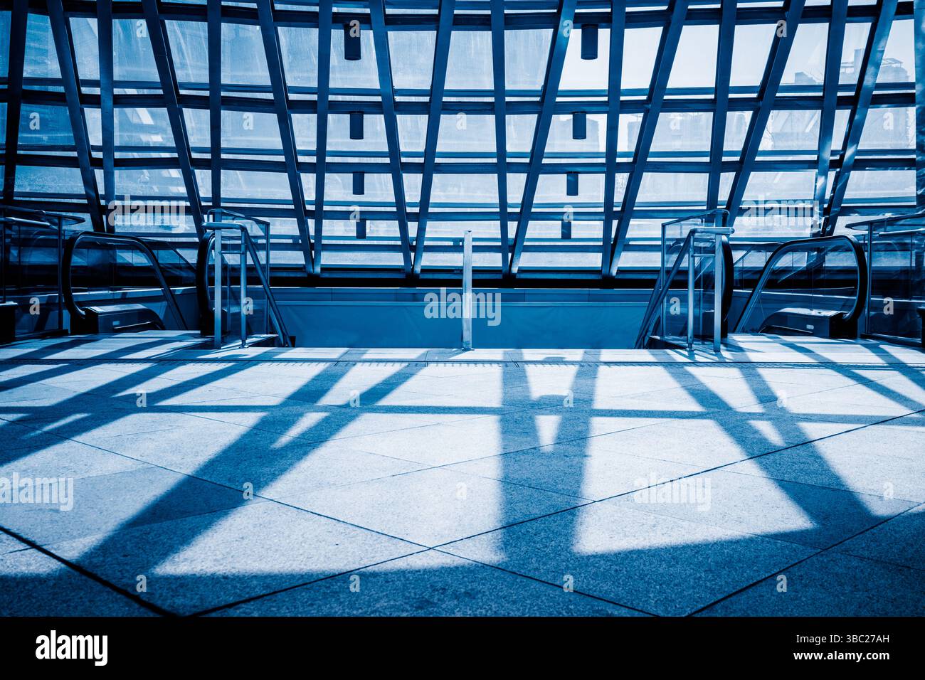 Front entrance escalator hi-res stock photography and images - Alamy