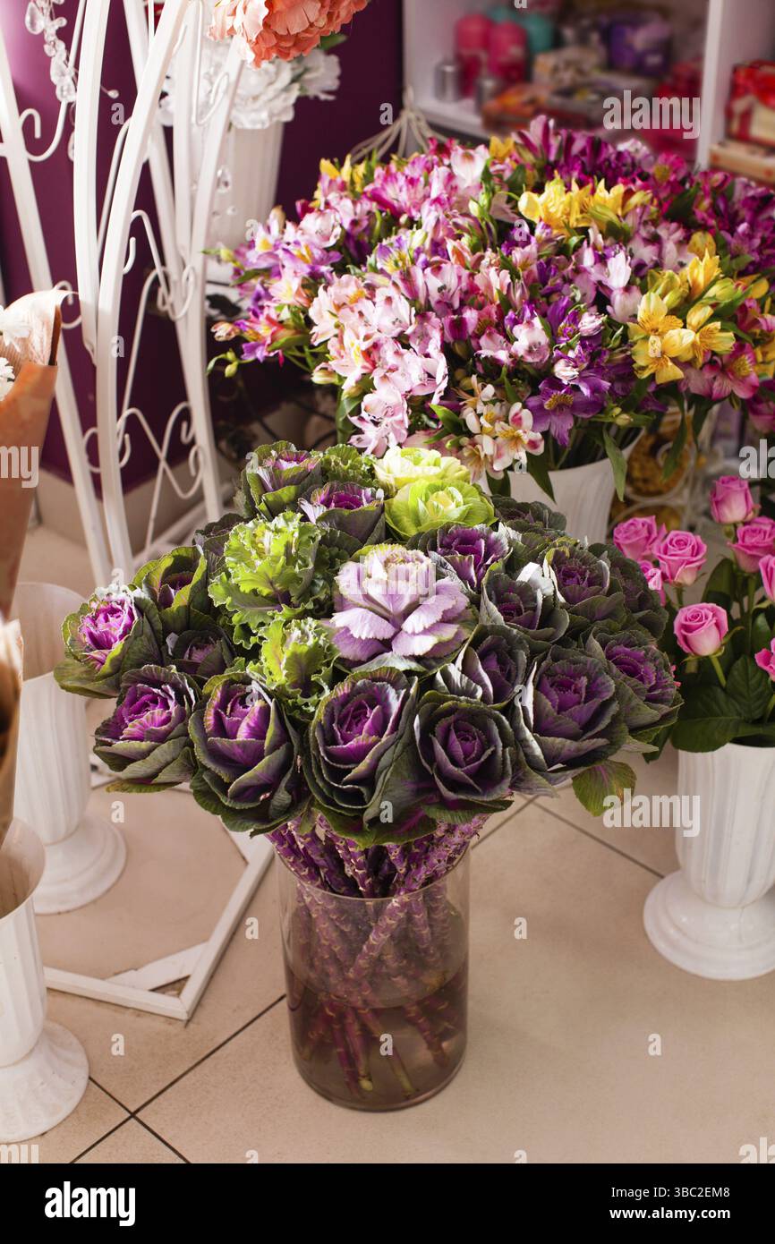 Decorative cale flowers in the bouquet in front of flower shop Stock ...