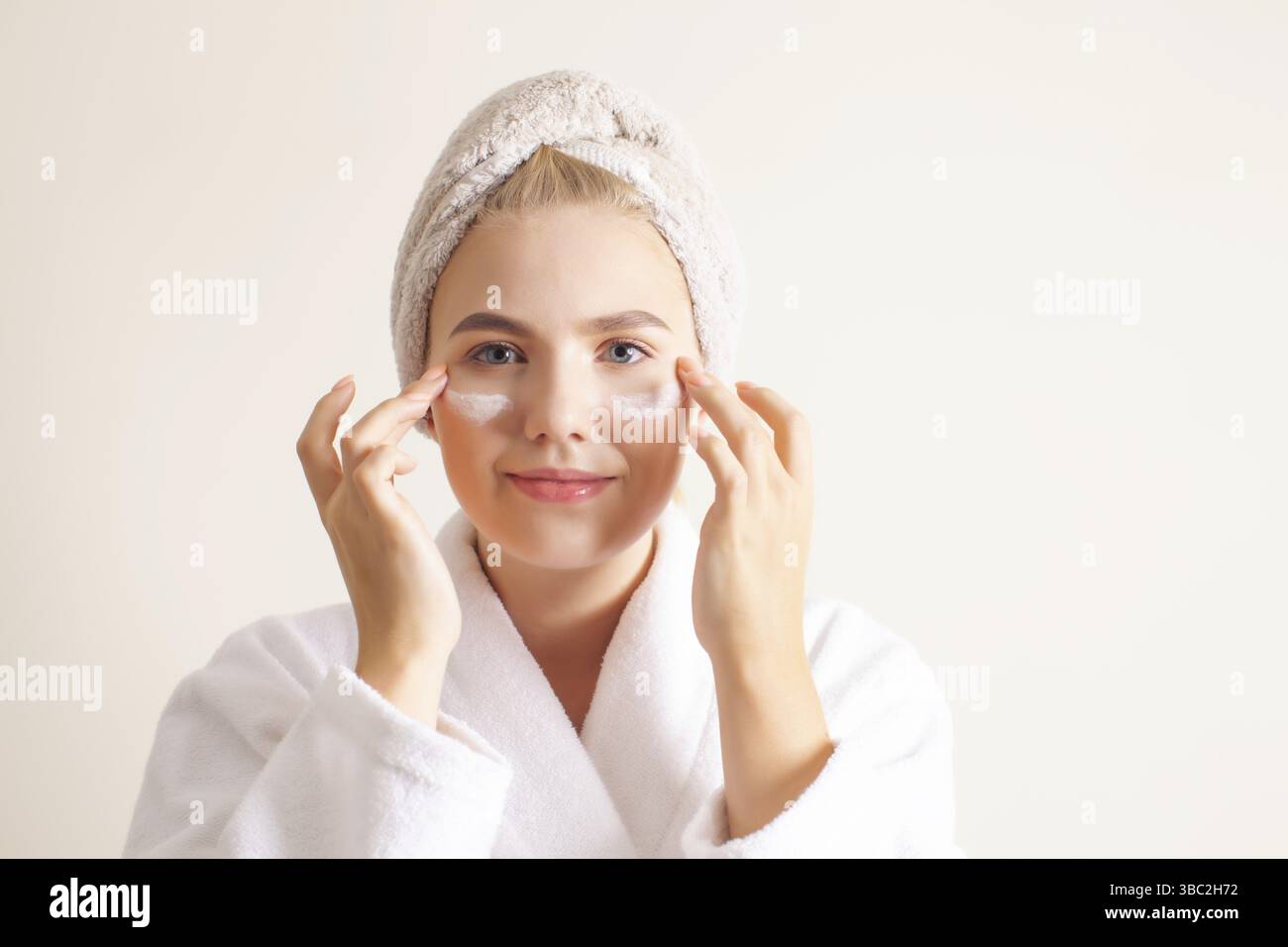Woman moisturing face hi-res stock photography and images - Alamy