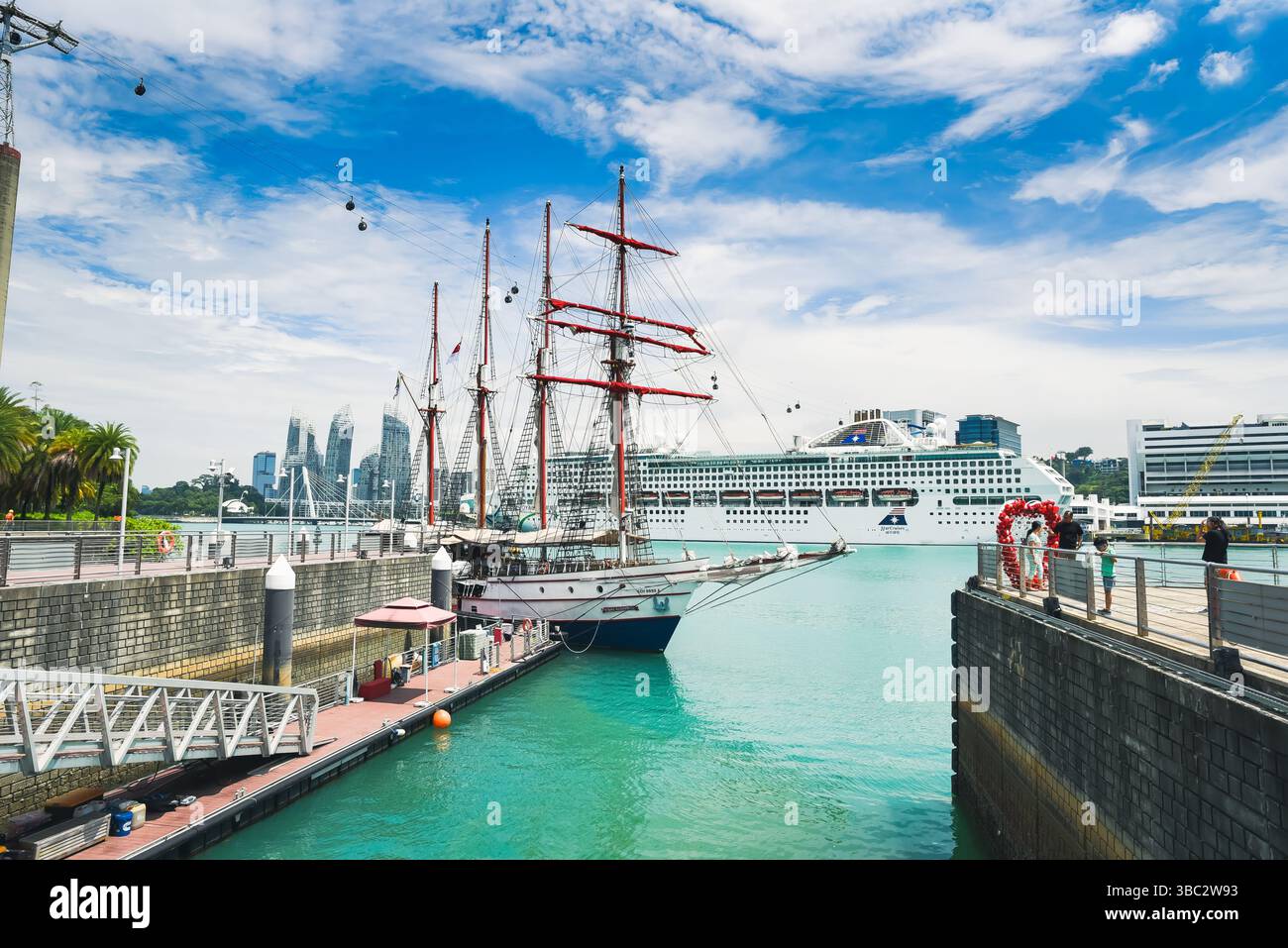 Ship docked singapore cruise hi-res stock photography and images - Alamy