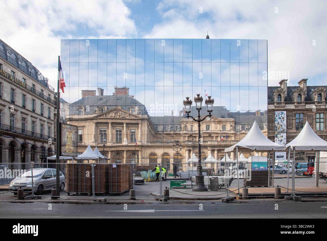 Construction site fence made of reflecting mirrors by architect Jean ...