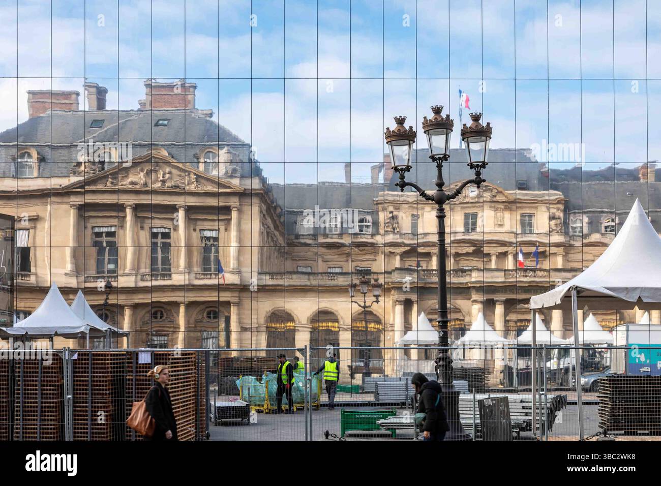 Place du palais royal mirrors hi-res stock photography and images - Alamy