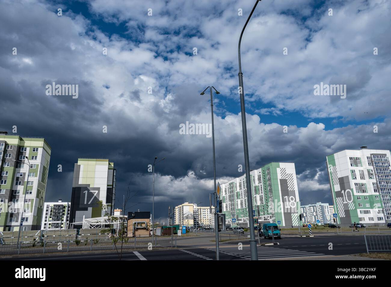 Cloudy city hi-res stock photography and images - Alamy
