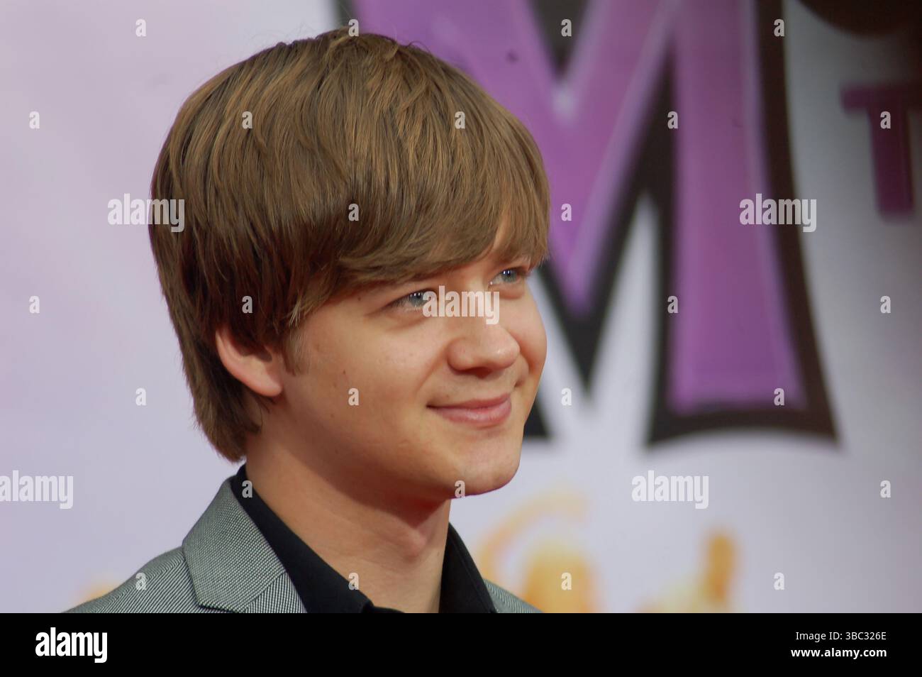 Actor Jason Earles arrives at the premiere of Hannah Montana: The Movie ...