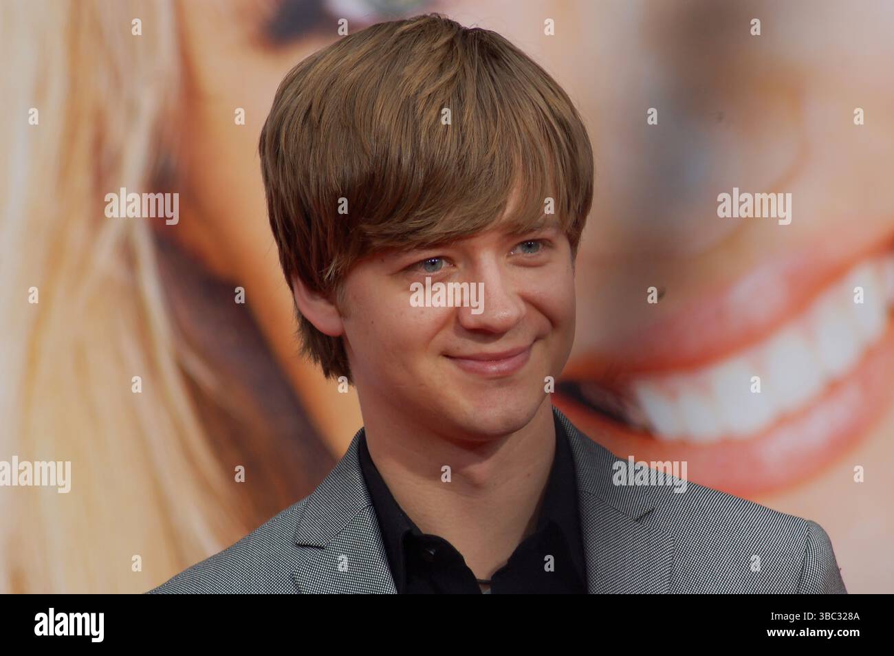 Actor Jason Earles arrives at the premiere of Hannah Montana: The Movie ...