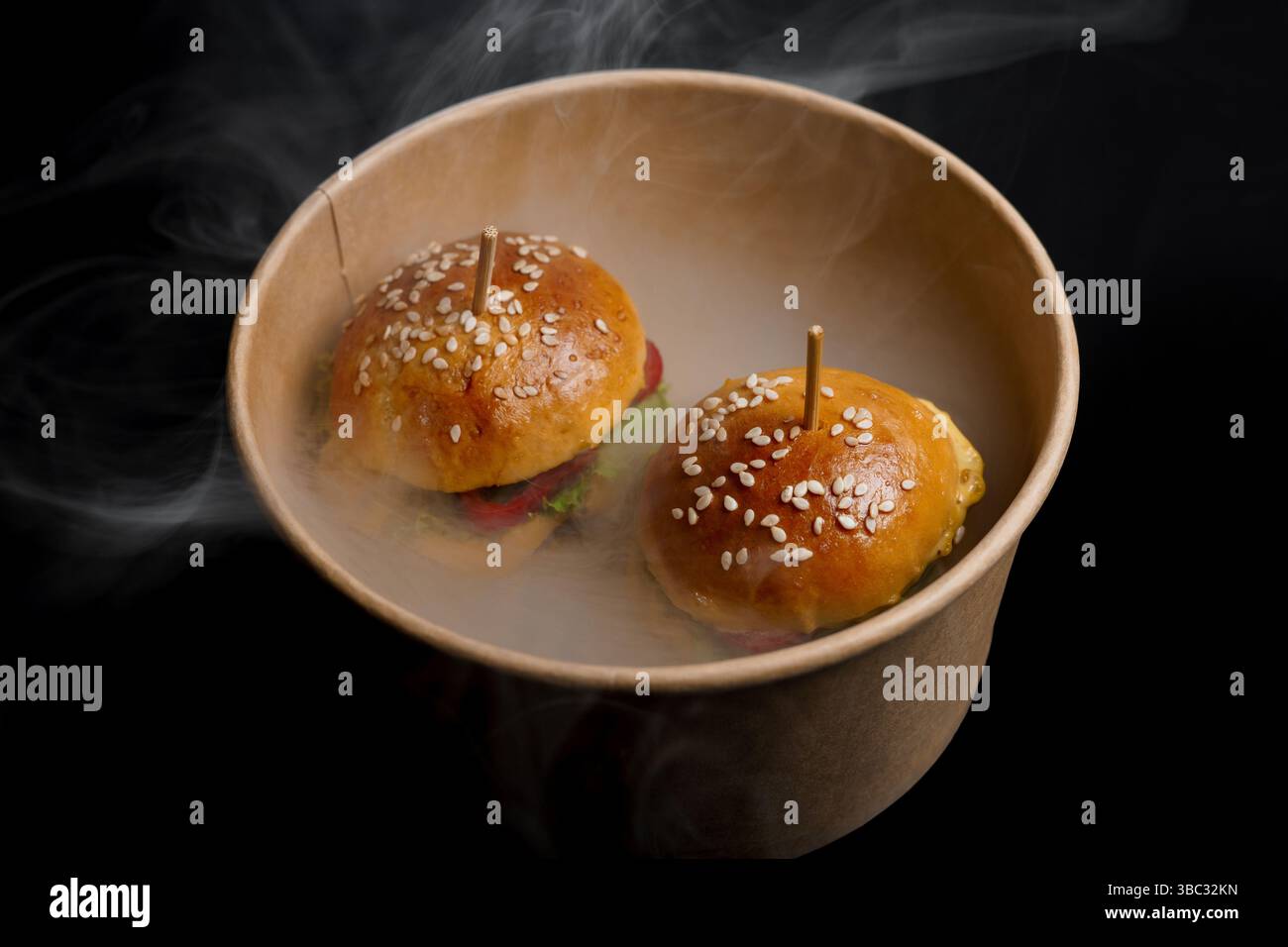 Delicious cheeseburgers crispy bun hi-res stock photography and images ...