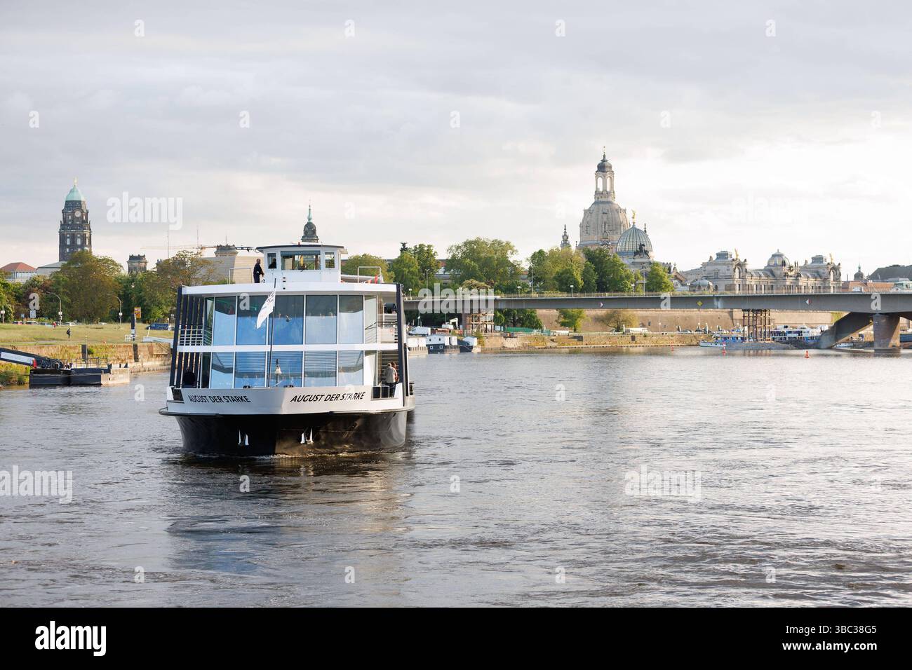 Riverboat-Shuffle auf dem Motorschiff Gräfin Cosel Blick auf das ...