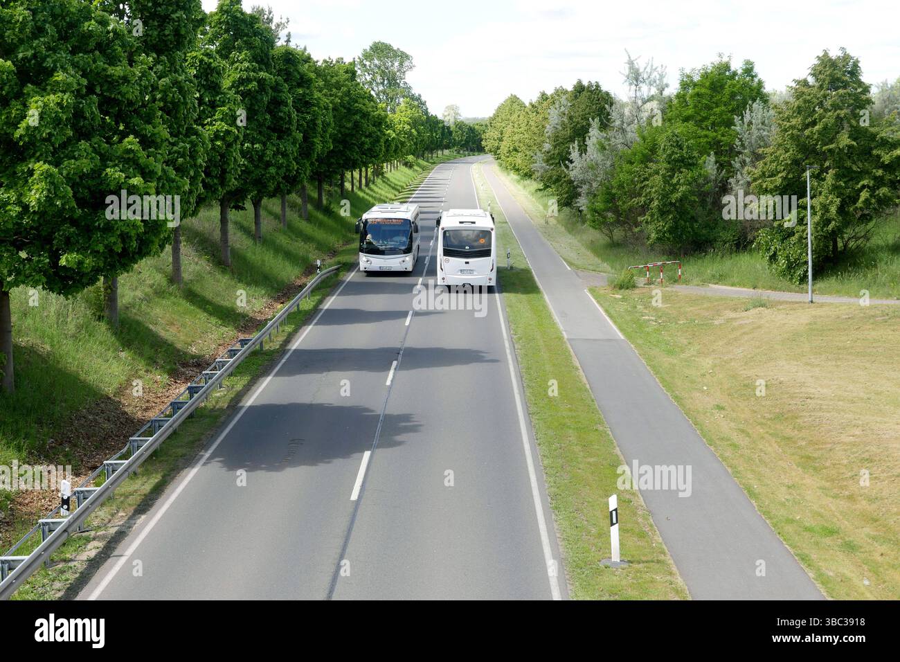 15.05.2025, Deutschland. Busse unterwegs auf einer einspurigen ...