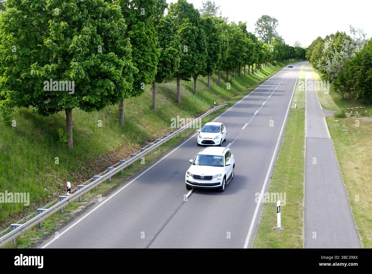 15.05.2025, Deutschland. Überholen auf einer einspurigen Landstraße ...