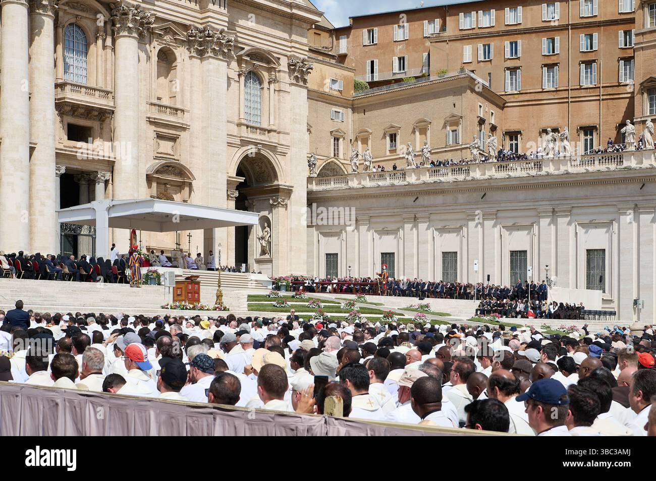 Vatican City, Vatican City. 29th Apr, 2025. Worshippers attend the ...