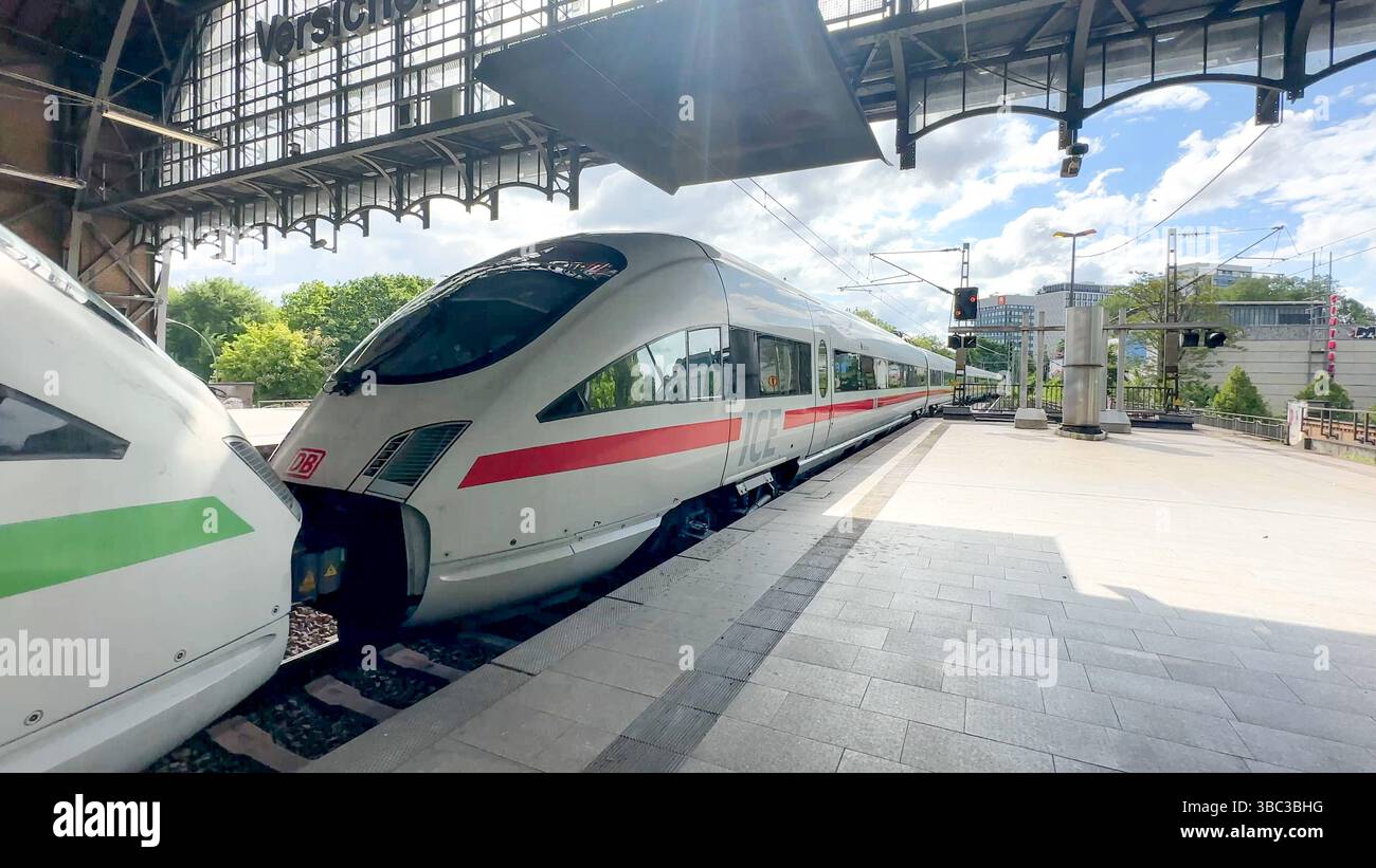 Eisenbahnverkehr am Bahn hof Hamburg-Dammtor. Intercity Express Zug der ...