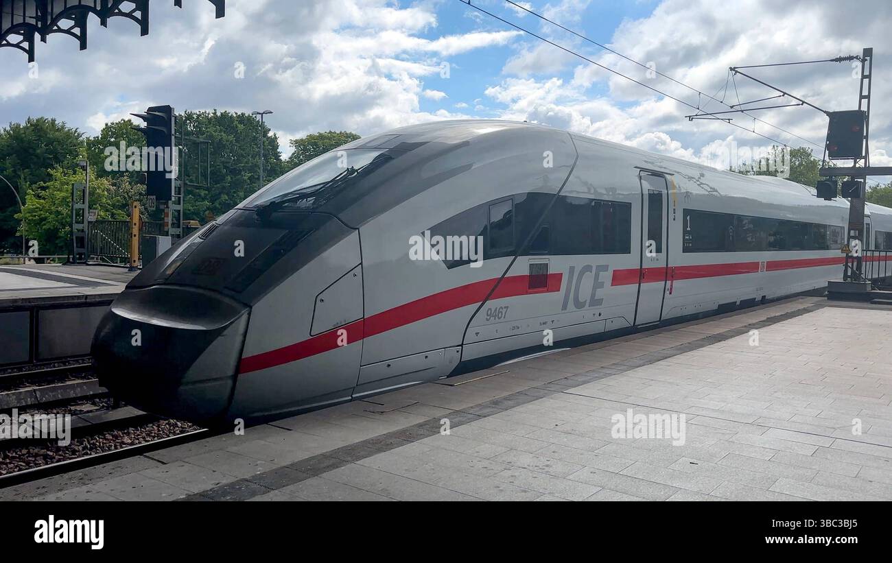 Eisenbahnverkehr am Bahn hof Hamburg-Dammtor. Intercity Express Zug der ...