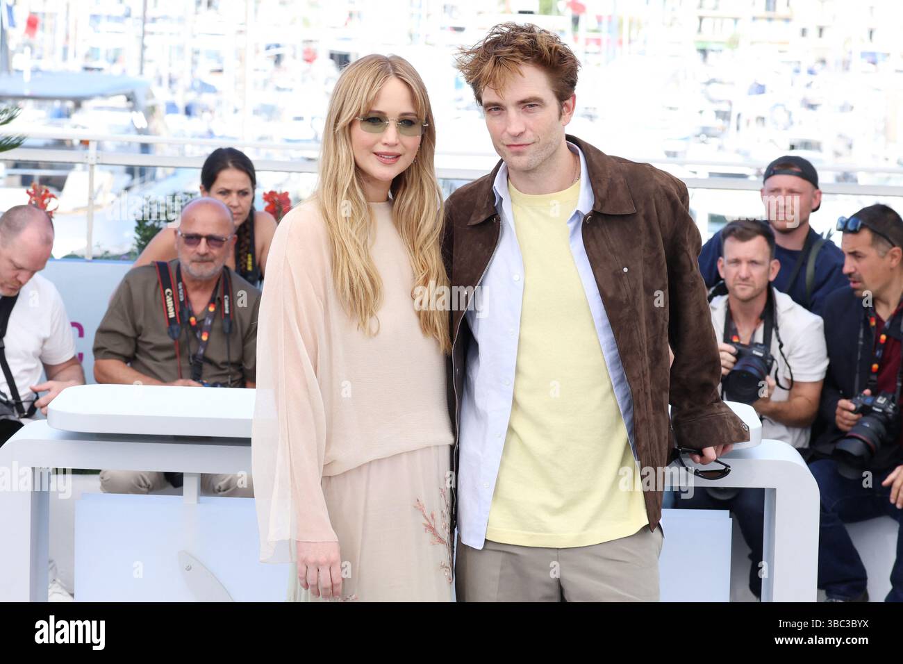 Jennifer Lawrence and Robert Pattinson posing during the Die My Love ...