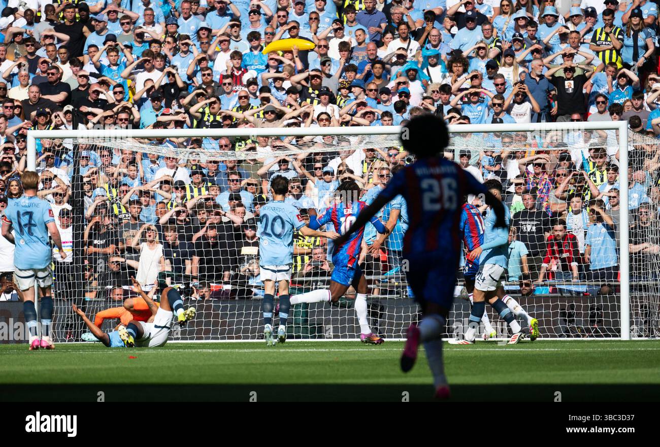 London, UK. 17th May, 2025. Eberechi Eze of Crystal Palace scores his ...