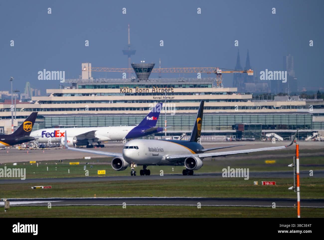 Cargo plane, UPS, Boeing 767-34AF, taking off, air freight centre ...