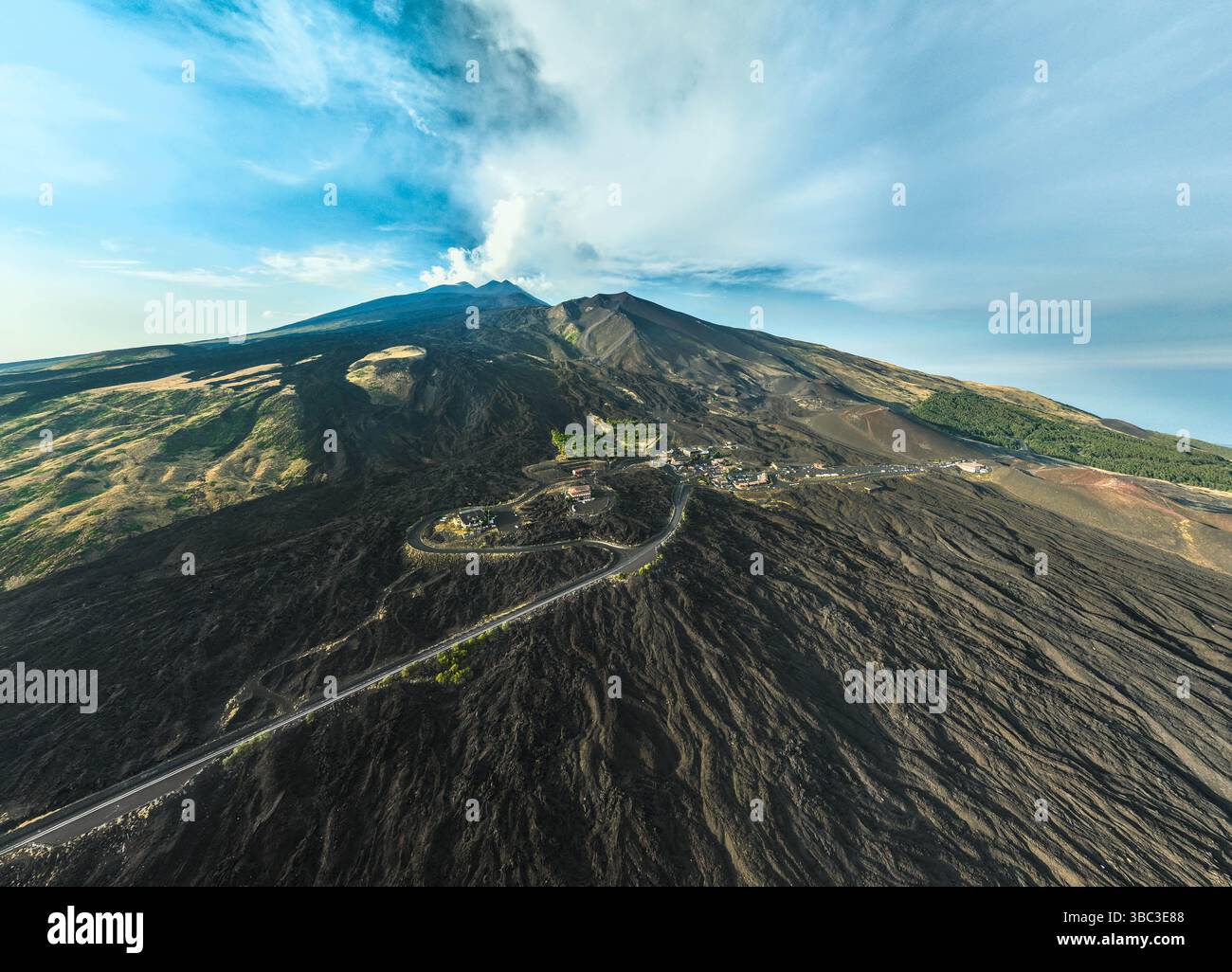 Paesaggio Etna visto dall'alto al tramonto con vista del cratere del ...
