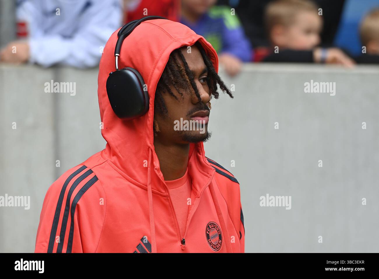 Sinsheim, Deutschland. 17th May, 2025. Jonah KUSI-ASARE (FC Bayern Munich) upon arrival with ...