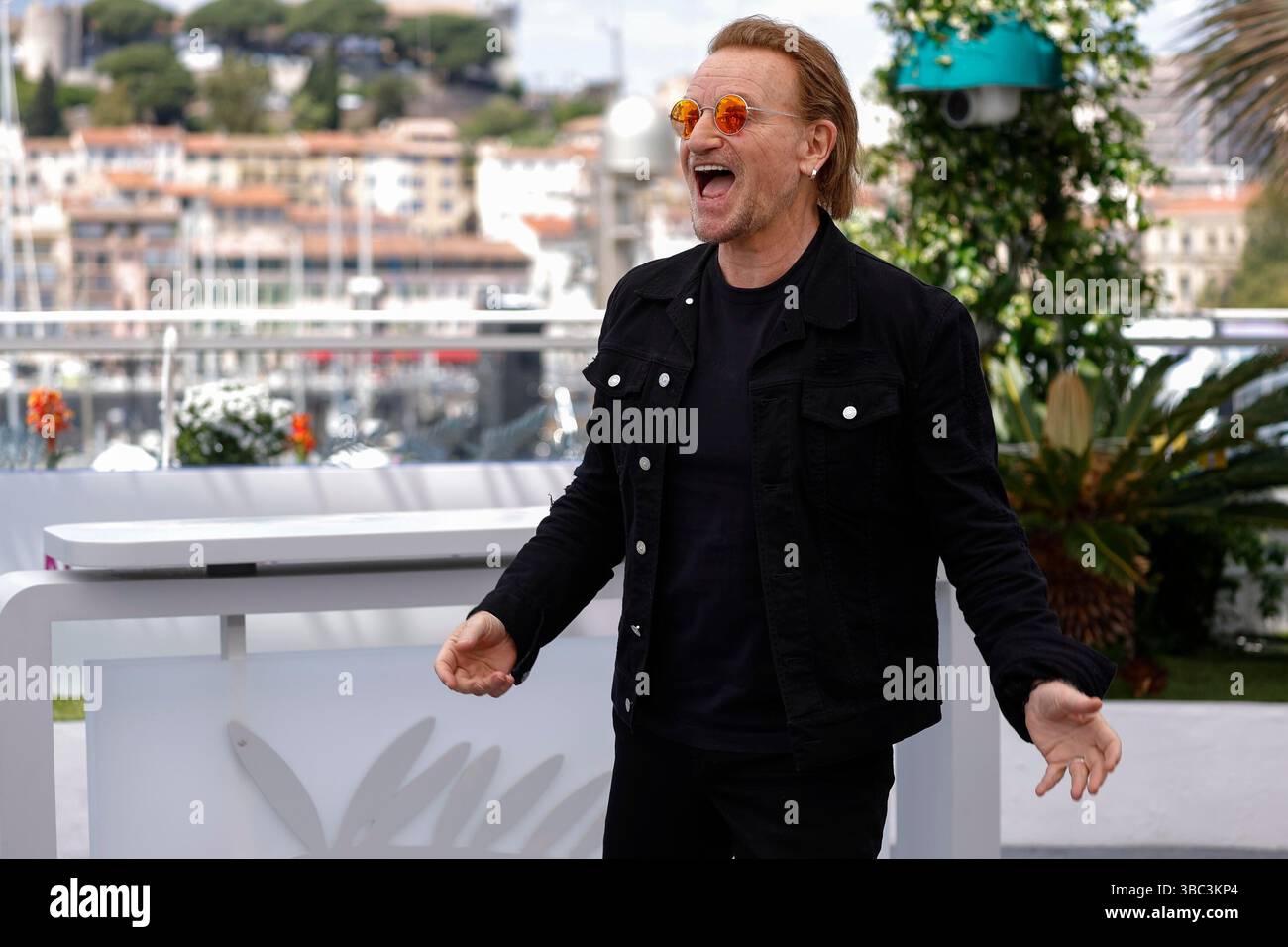 Cannes, Frankreich. 17th May, 2025. Bono poses at the photocall of ...
