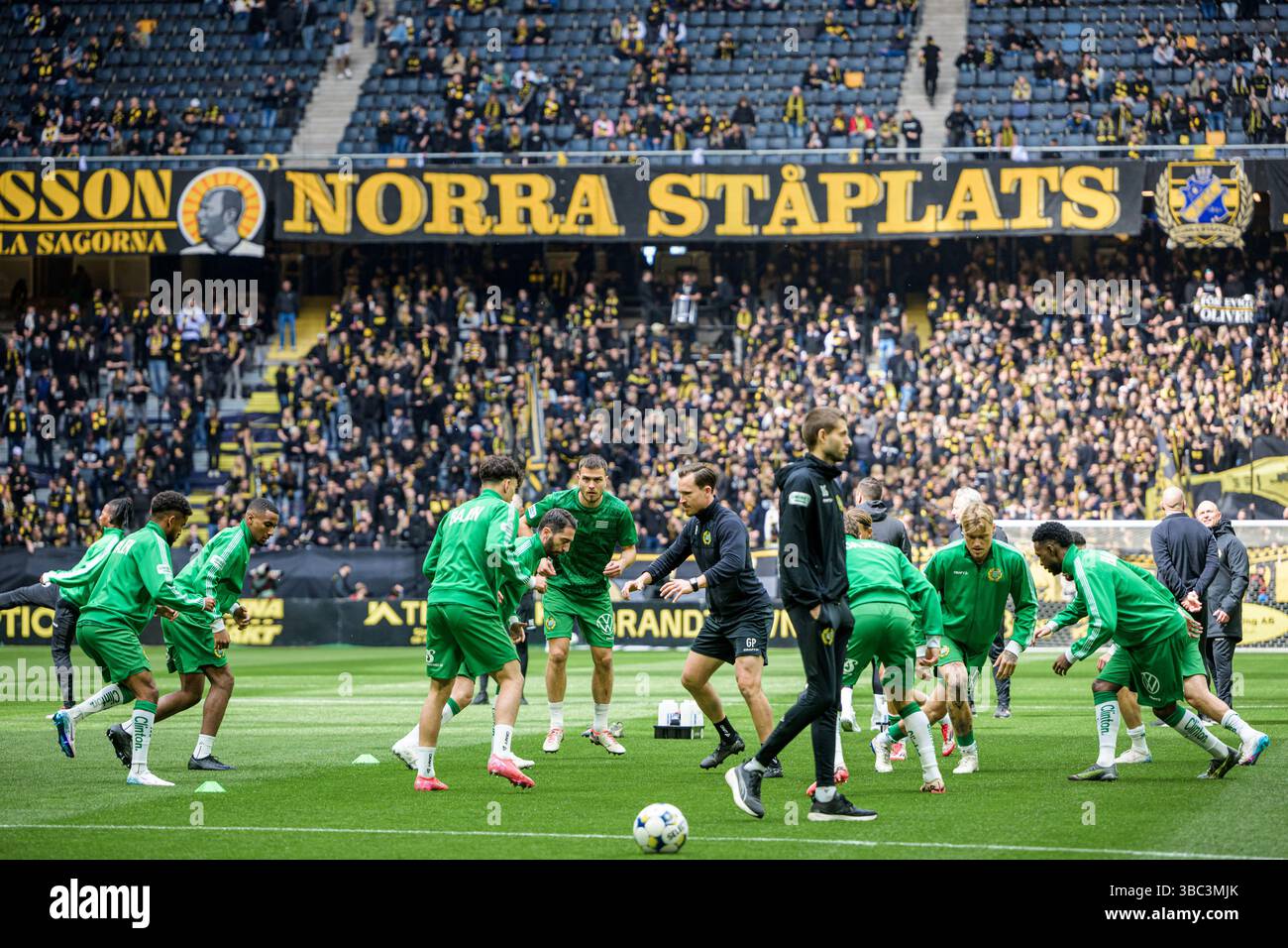 Stockholm, Sverige. 18th May, 2025. 250518 Hammarbys spelare inför fotbollsmatchen i Allsvenskan ...