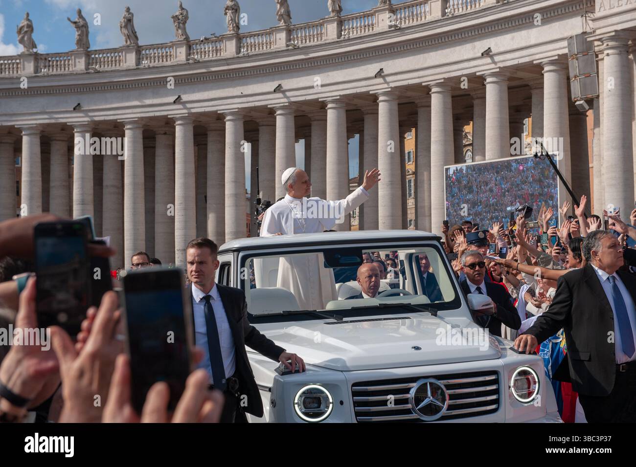 Papa leone xiv basilica di san pietro hi-res stock photography and ...