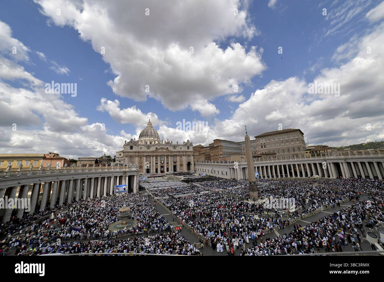 Thousands of people during the Mass for the inauguration of the ...