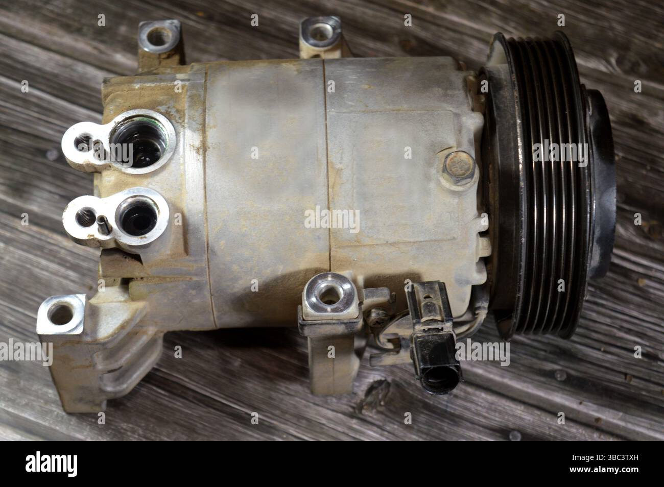 Maintenance of an old dusty car air conditioner compressor, the power ...
