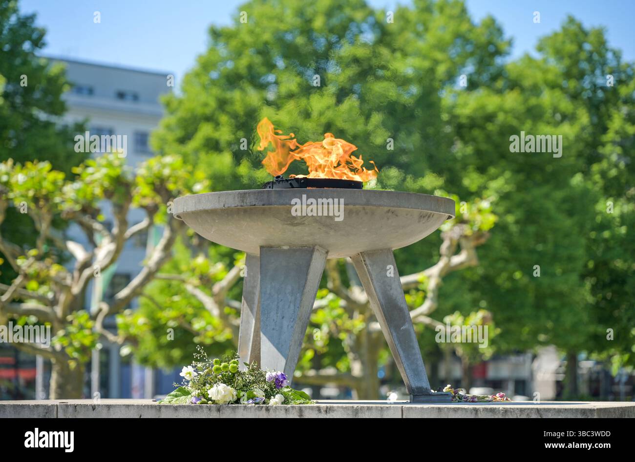 Ewige Flamme, Denkmal gegen Vertreibung, Theodor-Heuss-Platz, Westend, Charlottenburg, Berlin ...