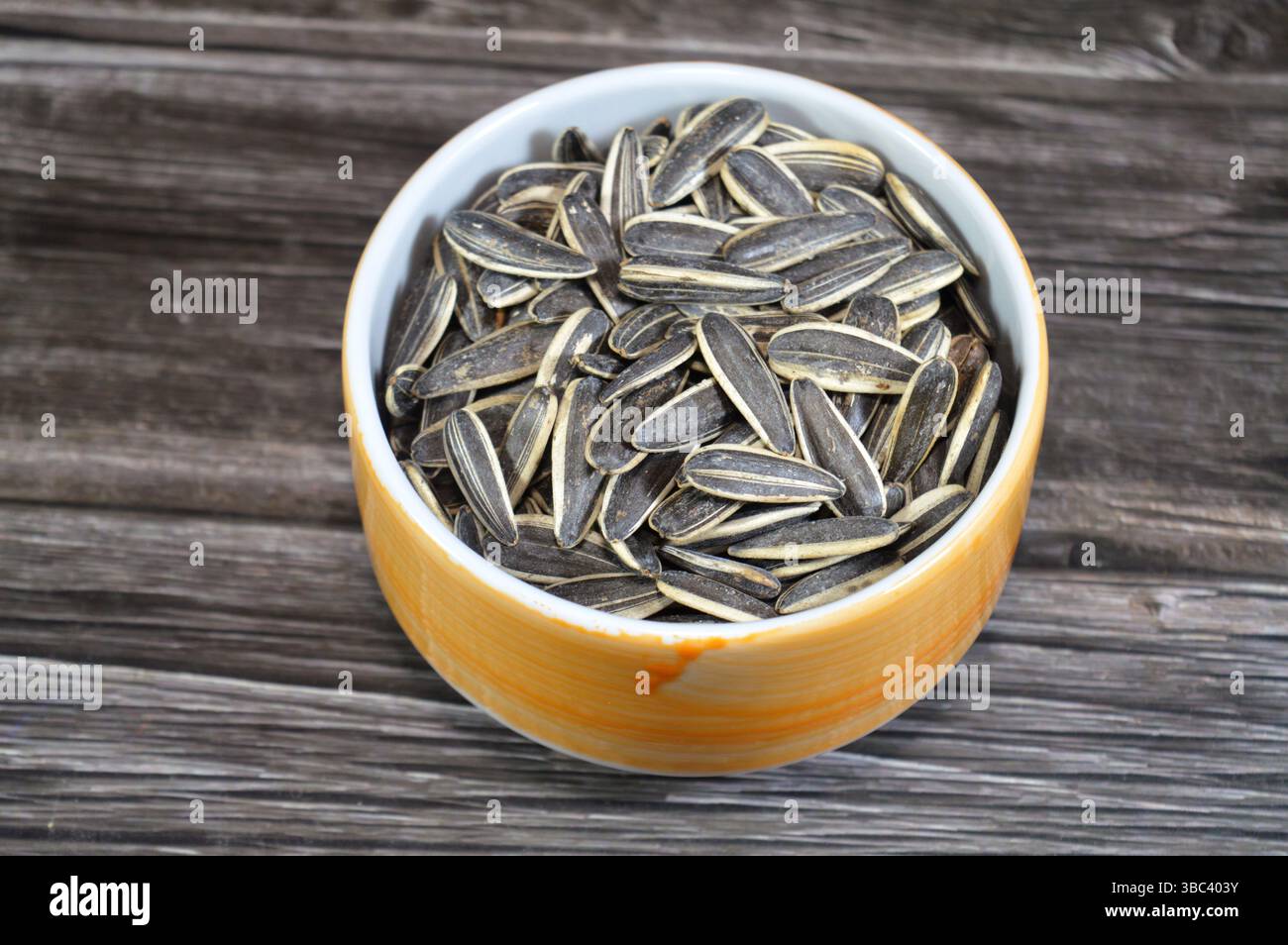 seeds of the sunflower (Helianthus annuus), Types are linoleic, high ...