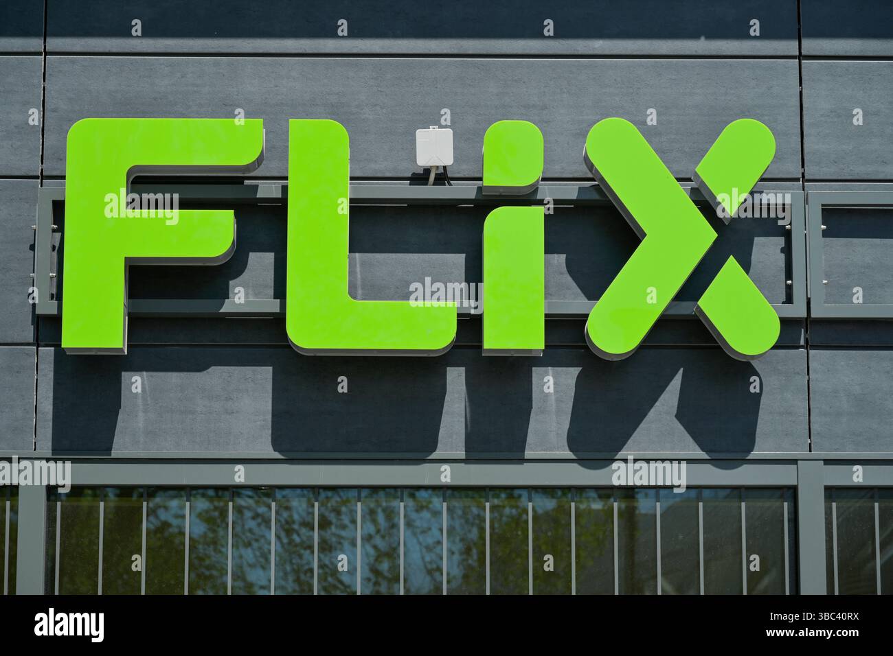 Logo Flix, Zentraler Omnibusbahnhof, Messedamm, Westend, Charlottenburg ...