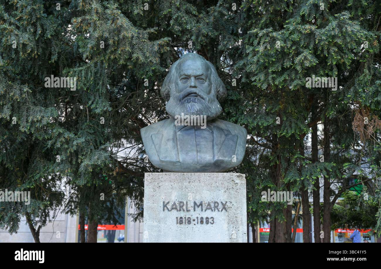 Karl-Marx-Denkmal, Strausberger Platz, Friedrichshain, Berlin ...