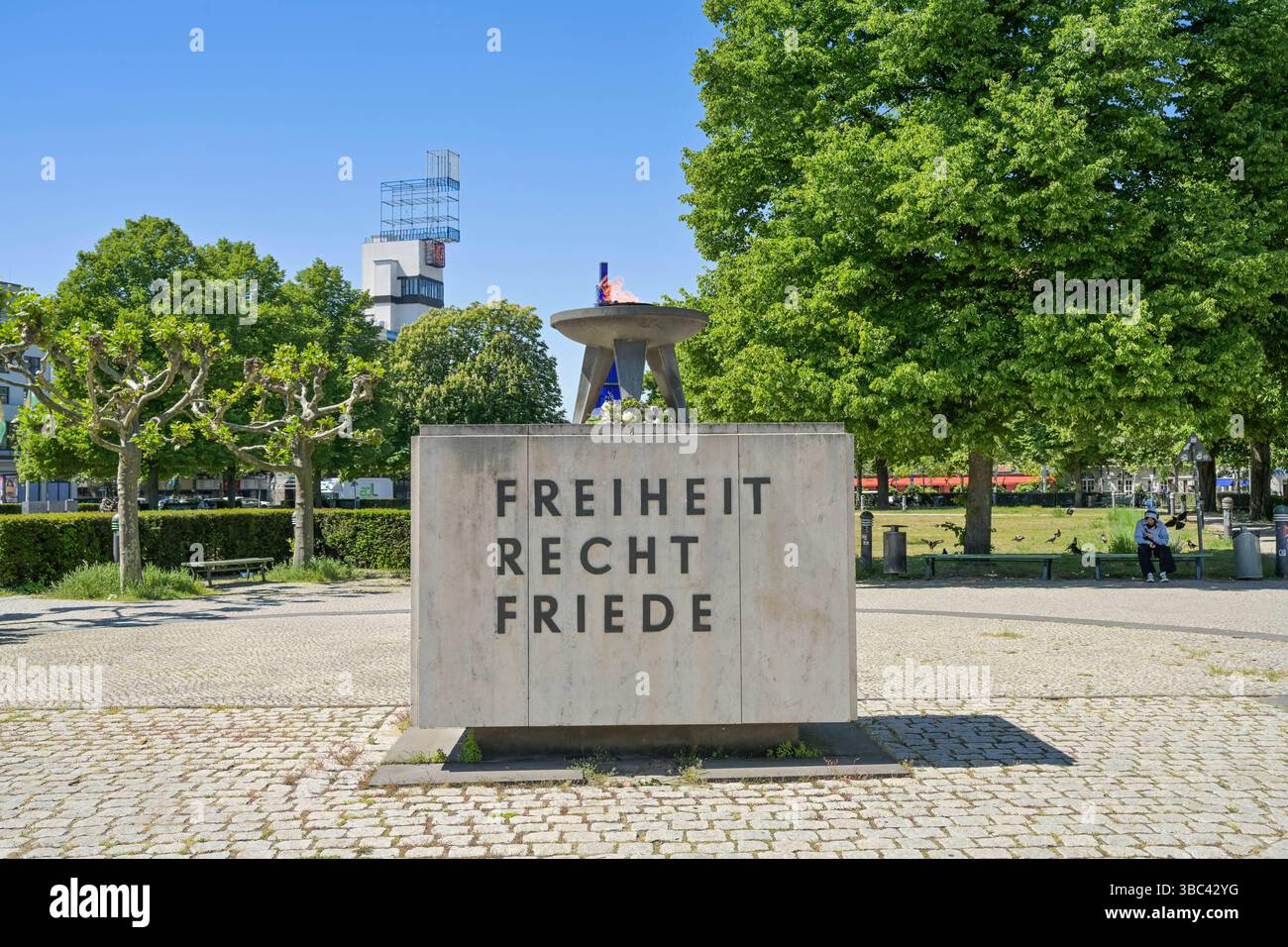 Ewige Flamme, Denkmal gegen Vertreibung, Theodor-Heuss-Platz, Westend, Charlottenburg, Berlin ...
