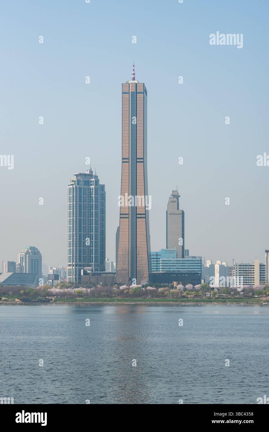 63 Square building skyscraper on Yeouido island in Seoul, South Korea ...