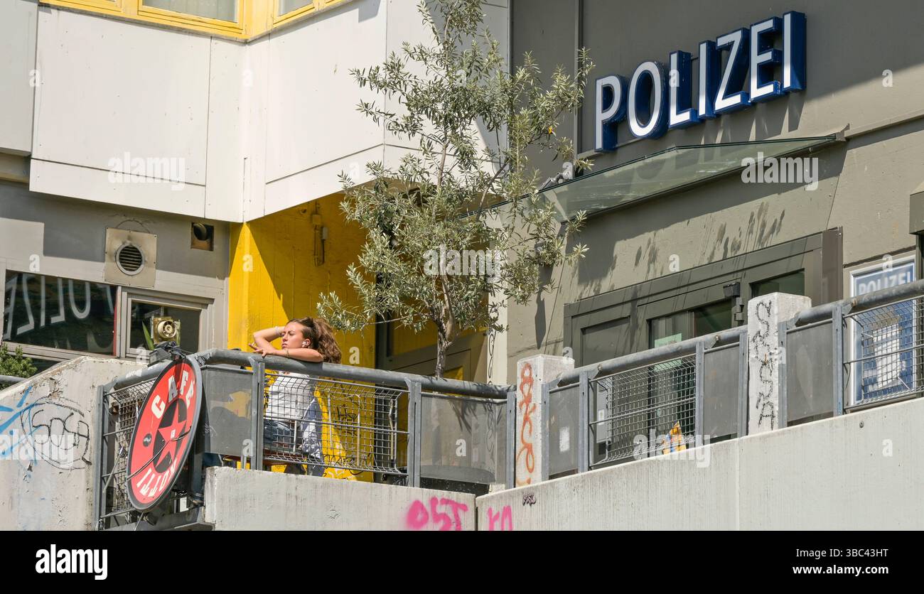 Kotti-Wache, Polizeiwache am Kottbusser Tor, Kreuzberg, Berlin ...
