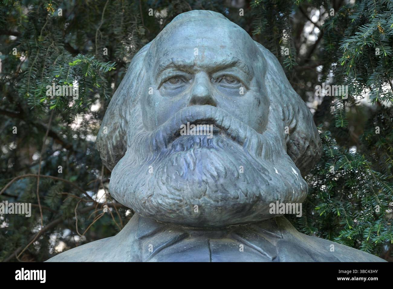 Karl-Marx-Denkmal, Strausberger Platz, Friedrichshain, Berlin ...