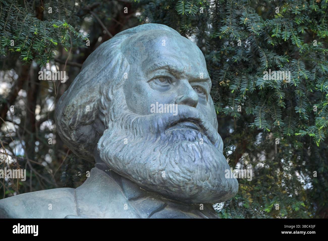 Karl-Marx-Denkmal, Strausberger Platz, Friedrichshain, Berlin ...