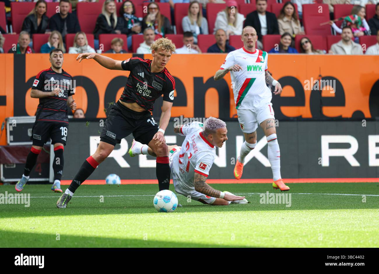 Kampf um den Ball zwischen Phillip Tietz (FC Augsburg #21) und Leopold ...