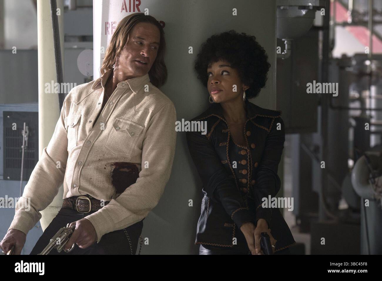 Duster Rachel Hilson & Josh Holloway Stock Photo - Alamy