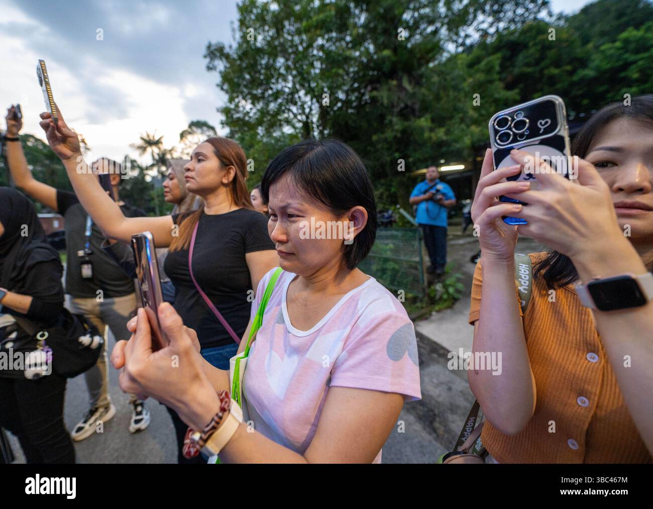 (250518) -- KUALA LUMPUR, May 18, 2025 (Xinhua) -- Local people bid ...