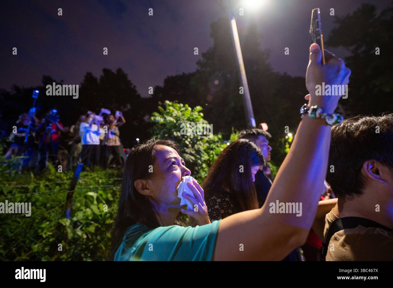 (250518) -- KUALA LUMPUR, May 18, 2025 (Xinhua) -- Local people bid ...