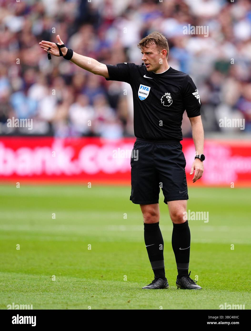 Referee Sam Barrott during the Premier League match at London Stadium ...