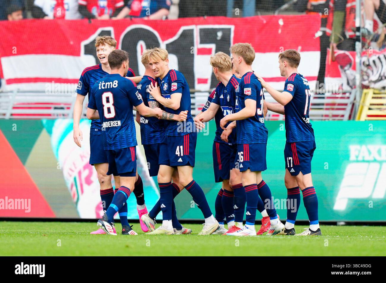 Superligakampen mellem AaB og Silkeborg IF i nedrykningsspillet paa ...