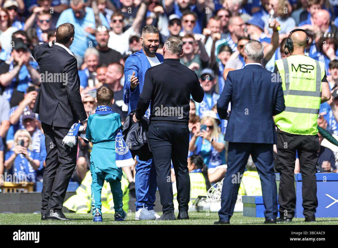 Liverpool, UK. 18th May, 2025. Wayne Rooney and Tony Bellew hug ...
