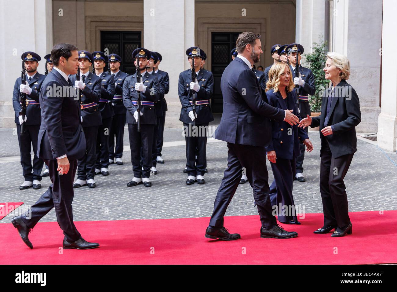 Da sinistra, il segretario di Stato Usa Marco Rubio, il vicepresidente ...