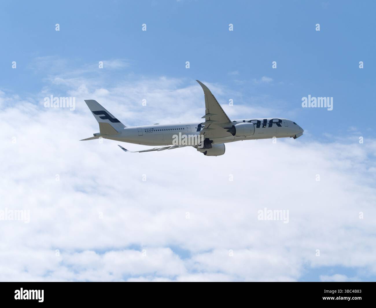 Commercial aircraft climbing after takeoff hi-res stock photography and ...