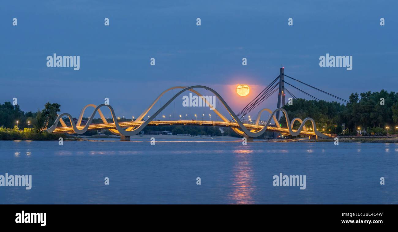 Full moon rising over the Pedestrian Bridge in Kyiv, Ukraine ...