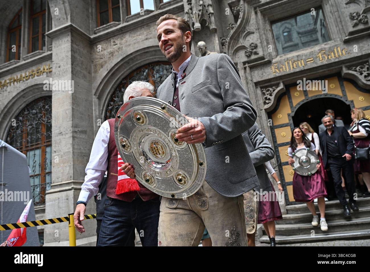Mayor Dieter Reiter, Harry Kane (FC Bayern Munich) with a scarf and in ...