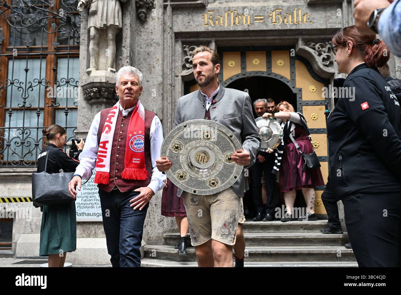 Mayor Dieter Reiter, Harry Kane (FC Bayern Munich) with a scarf and in ...