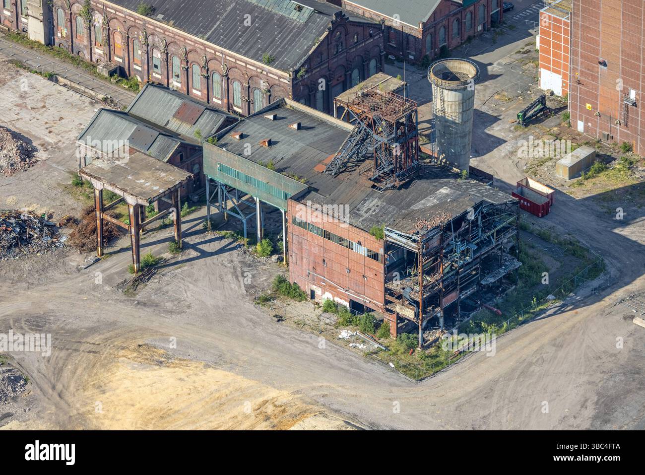 Luftbild, Abrissarbeiten neben dem Hammerkopfturm am Bergwerk Ost ...