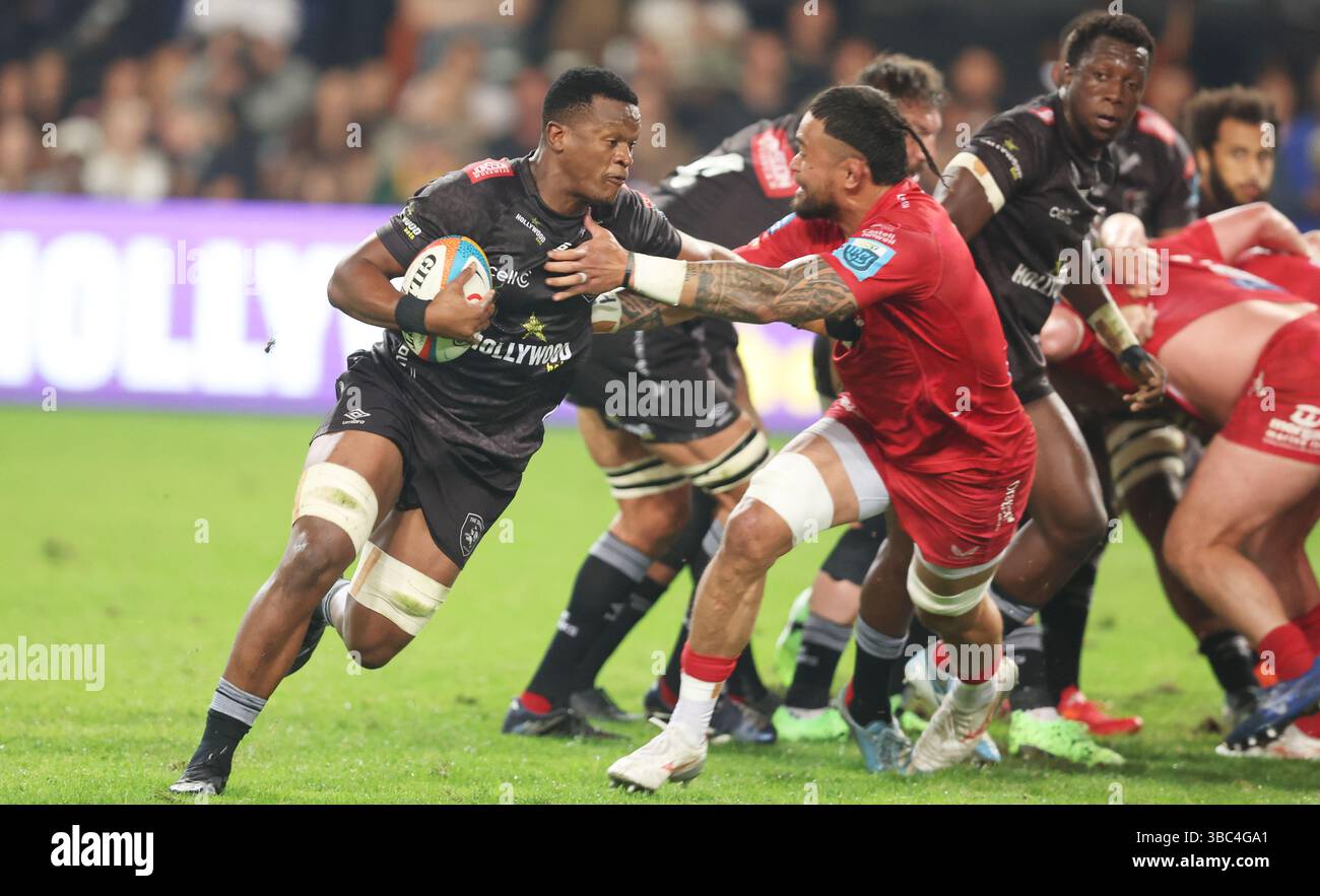 DURBAN, SOUTH AFRICA - MAY 17: Vaea Fifita of the Scarlets looks to ...